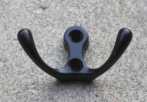 Knag 30x56 mm, sortmalet metal